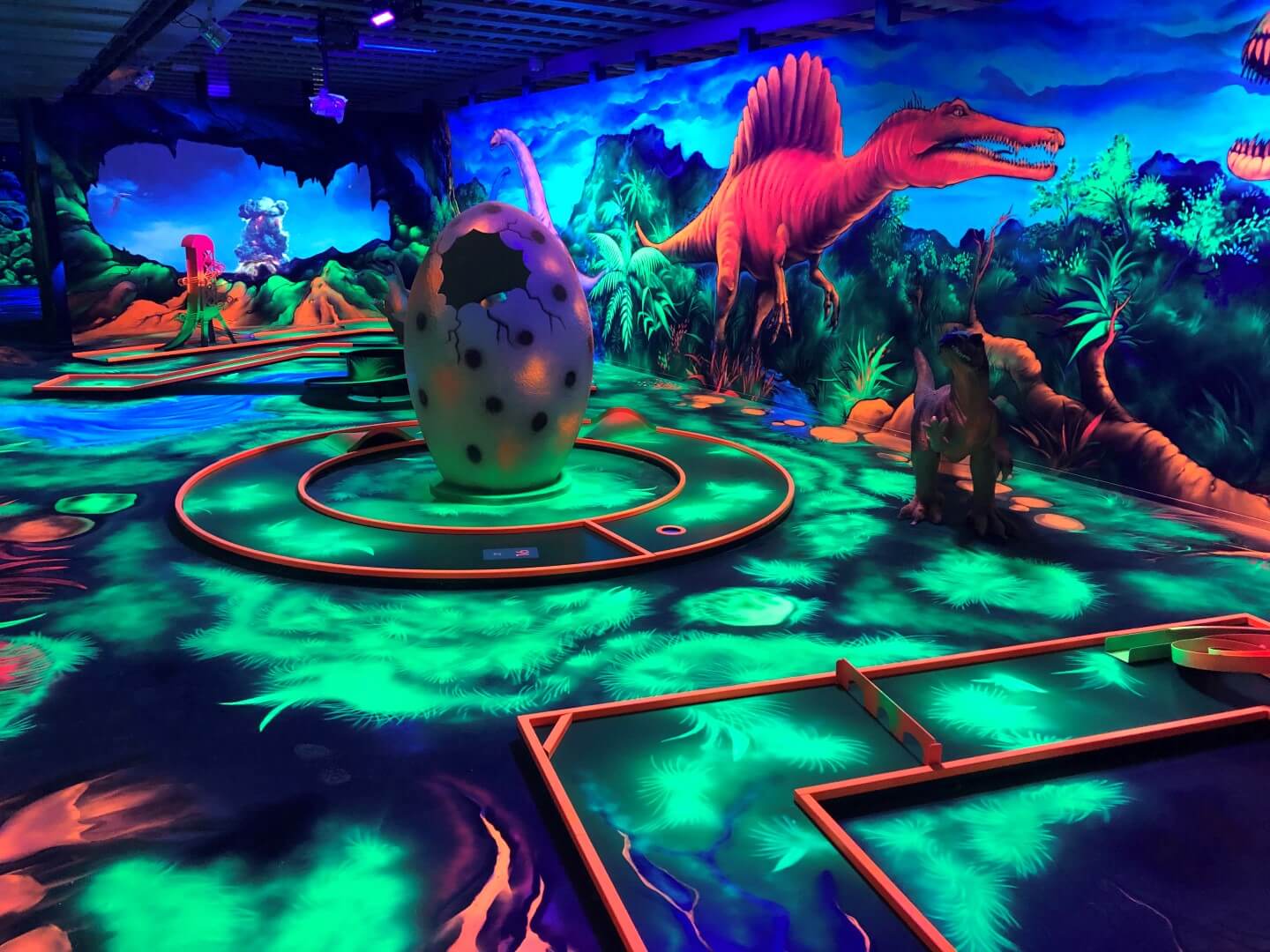 De eerste 3D glow in the dark minigolf van Nederland! - Van der Ende ...